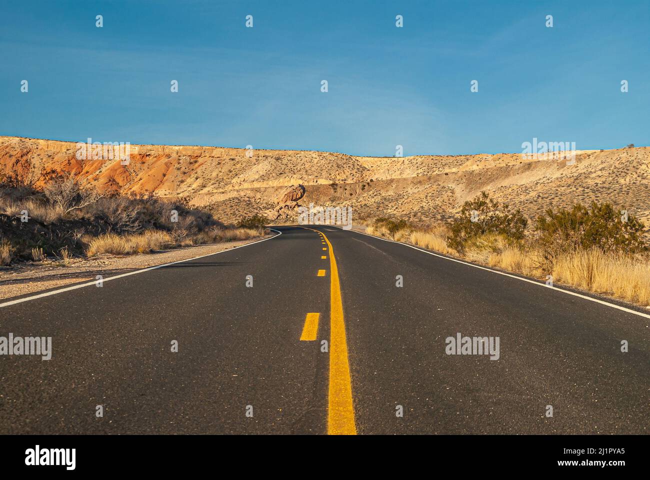 Road divider line hi-res stock photography and images - Alamy