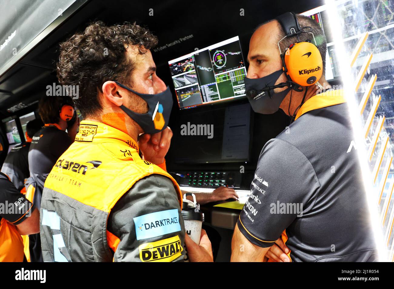 Daniel Ricciardo (AUS) McLaren talks with Tom Stallard (GBR) McLaren ...