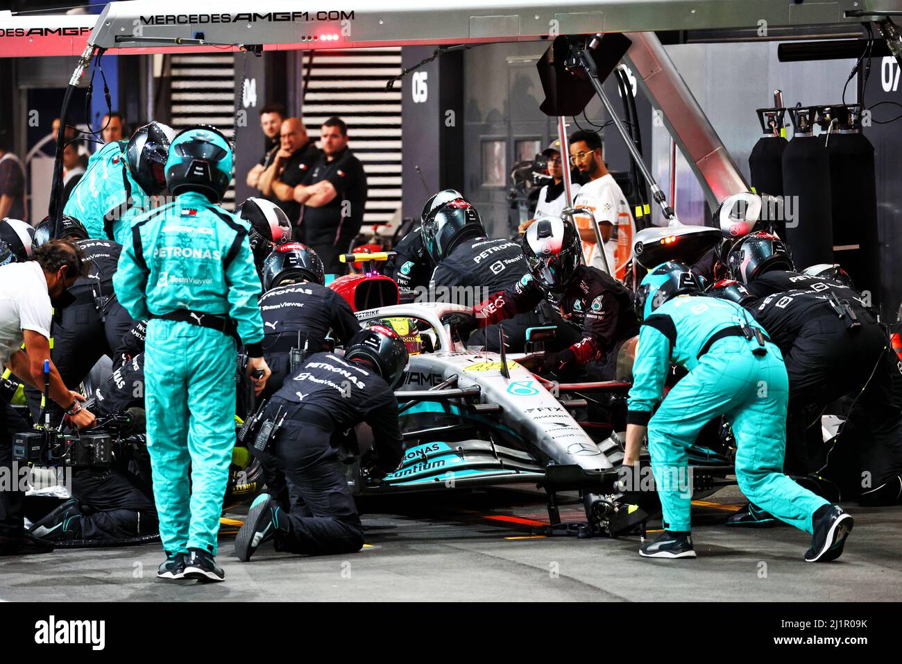 2022 formula one pit stop mercedes hi-res stock photography and images ...