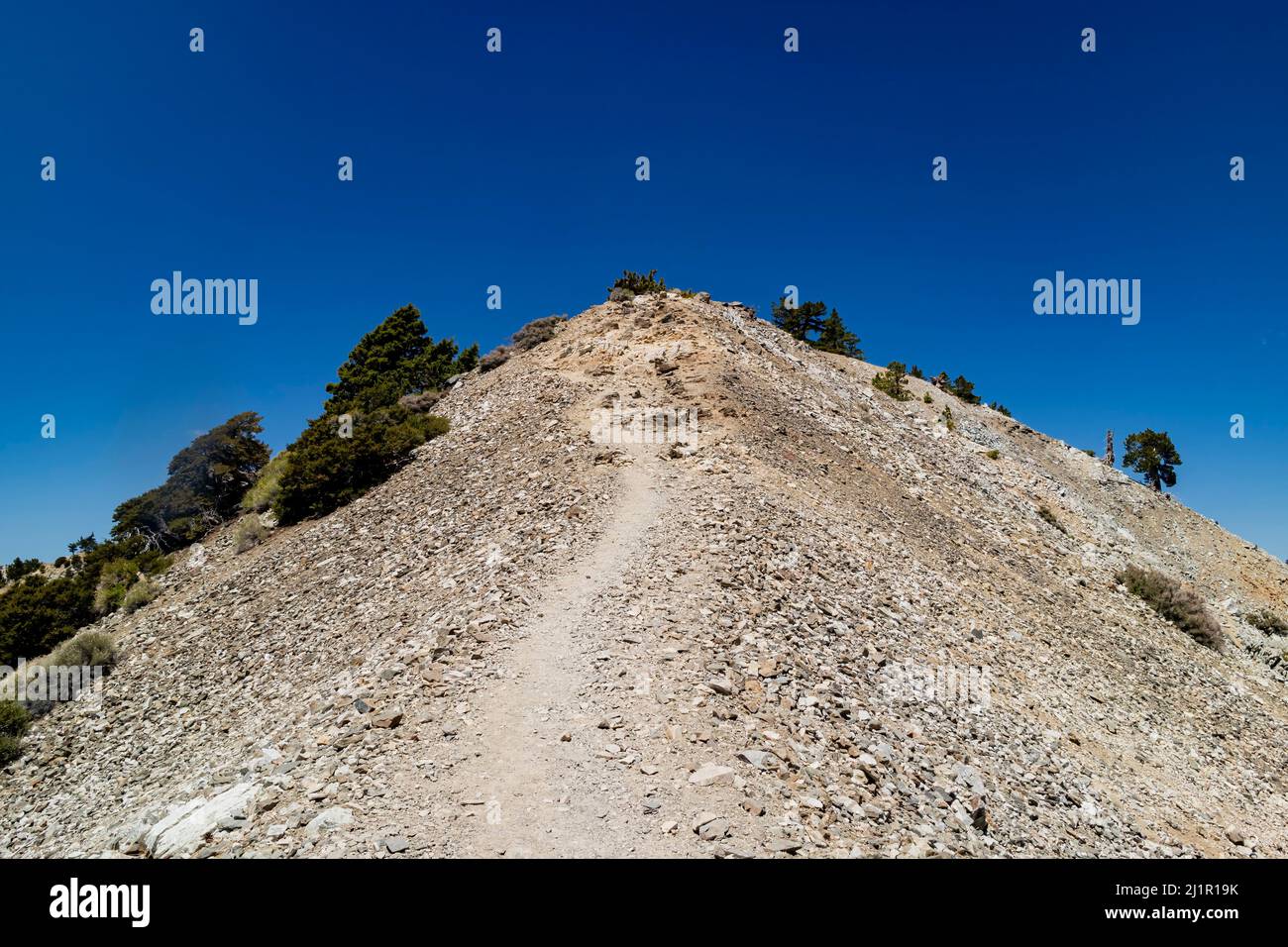 Sunny view of the landscape around Mt. Baldy Trail at Los Angeles ...