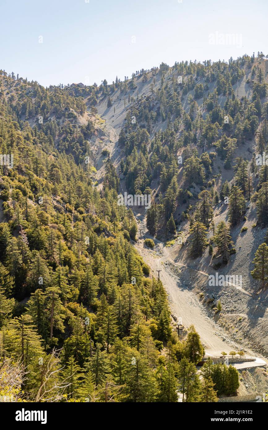 Sunny view of the landscape around Mt. Baldy Trail at Los Angeles ...