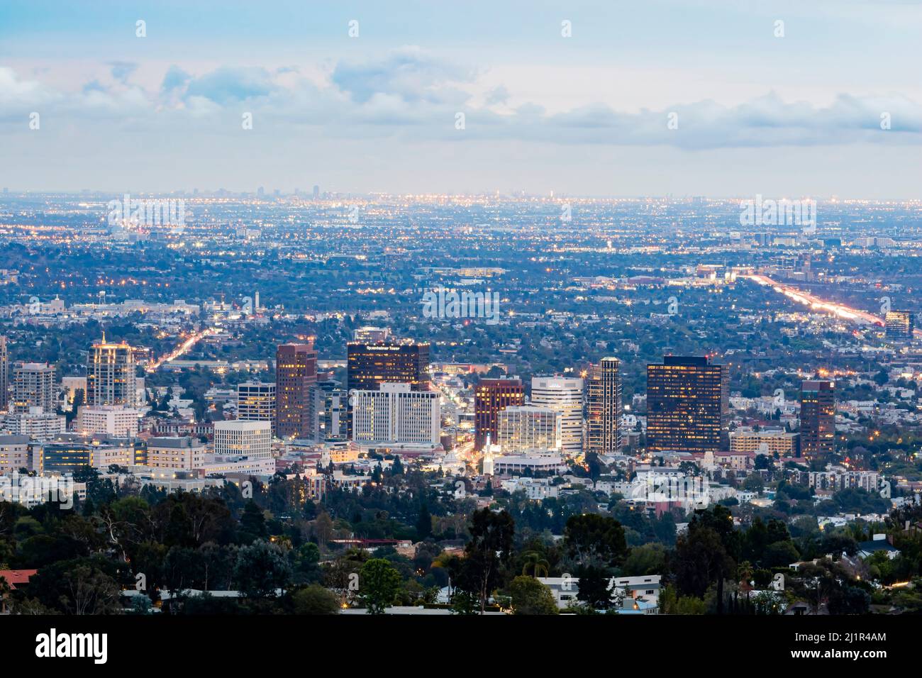 Twilight view of Los Angeles downtown skyline from Getty View Park at ...