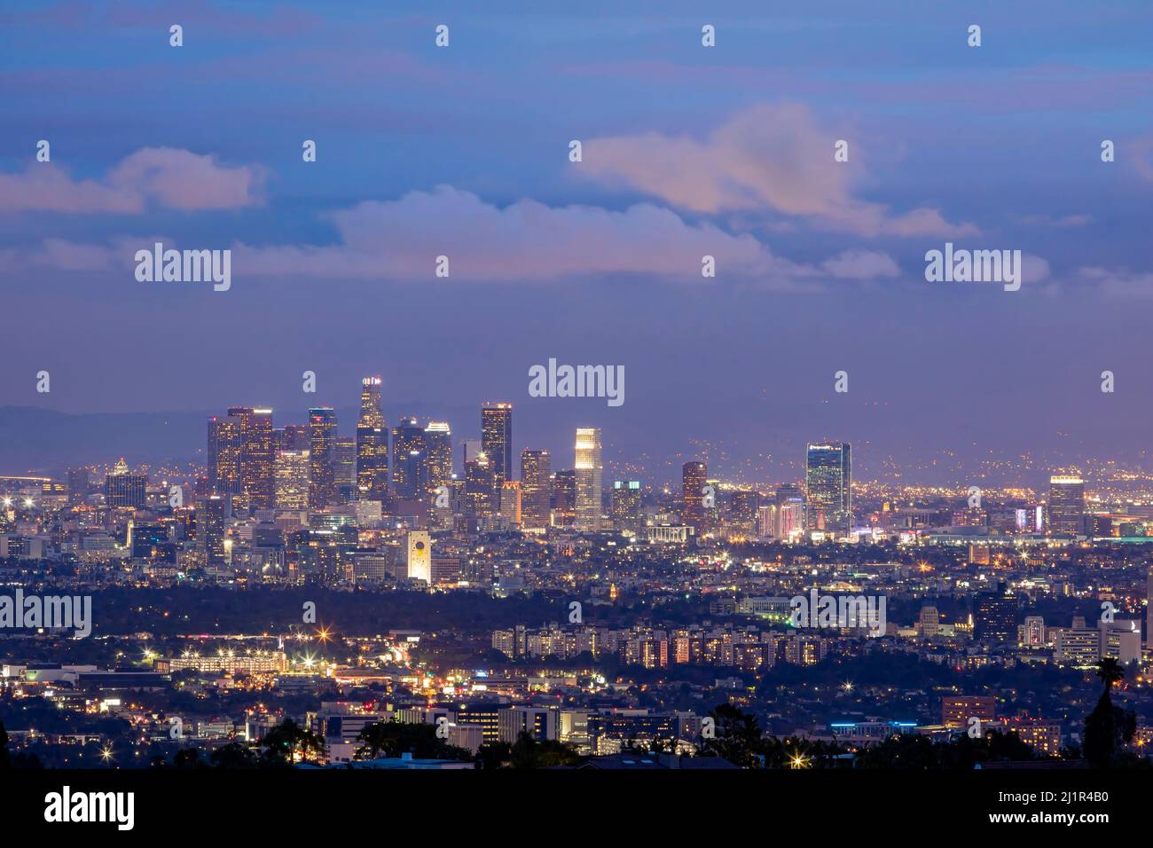 Twilight view of Los Angeles downtown skyline from Getty View Park at ...