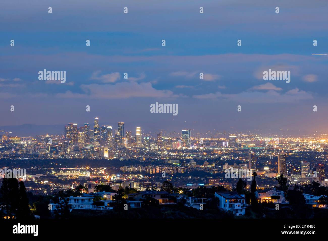 Twilight view of Los Angeles downtown skyline from Getty View Park at ...