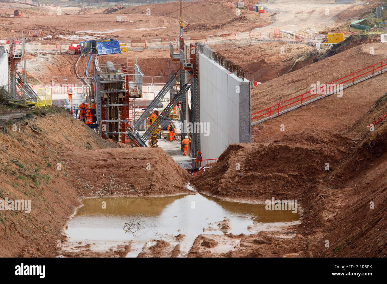 Work underway on the HS2 High Speed Railway cut and cover tunnel that ...