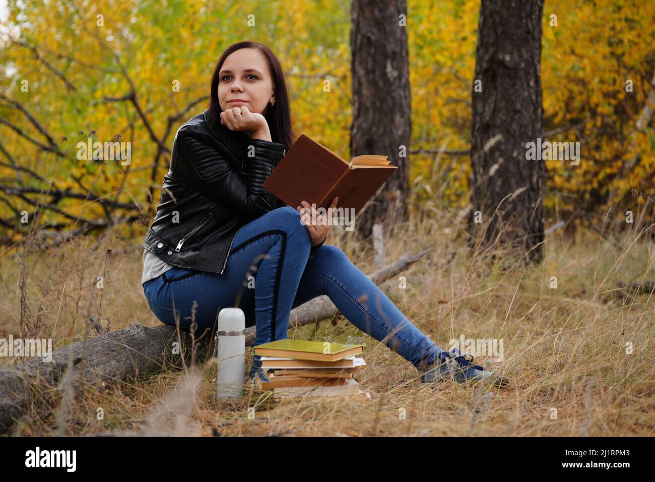 Girl reading book outdoor learning hi-res stock photography and images ...