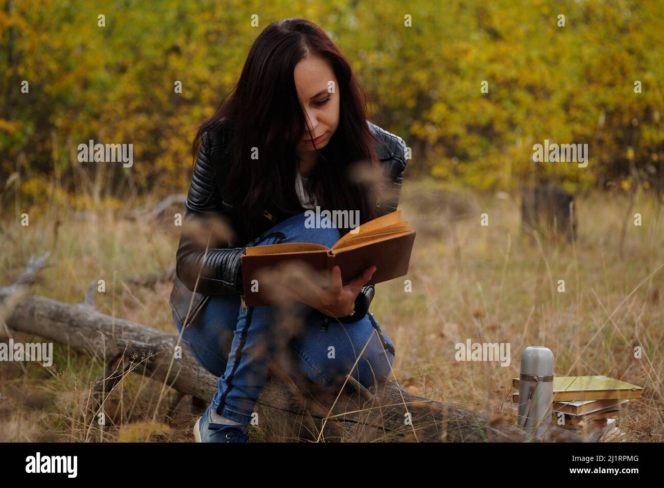 Girl reading book outdoor learning hi-res stock photography and images ...