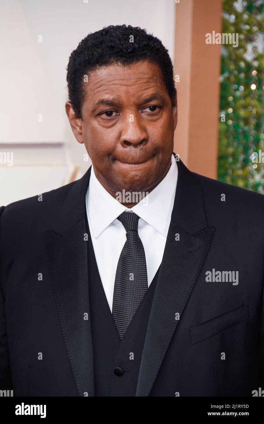 Denzel Washington walking on the red carpet at the 94th Academy Awards ...