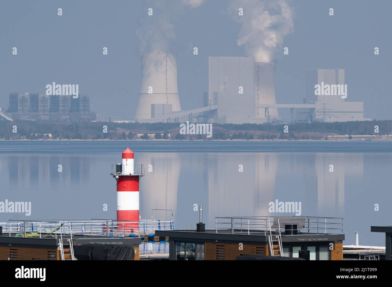 Boxberg, Germany. 25th Mar, 2022. A lighthouse stands in the Klitten ...