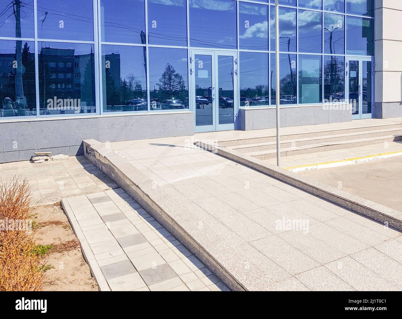 Facade office building wall ramp hi-res stock photography and images ...