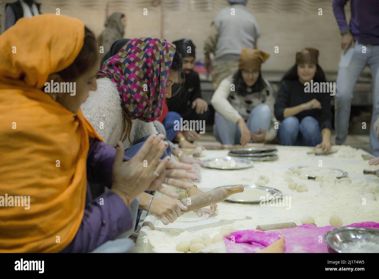 Kitchen langar in sikh gurdwara hi-res stock photography and images - Alamy