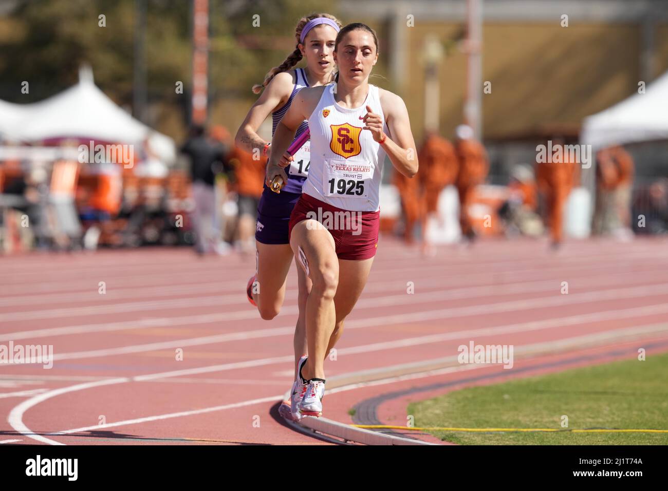 Alyssa Brewer runs the anchor leg on the Southern California Trojans ...