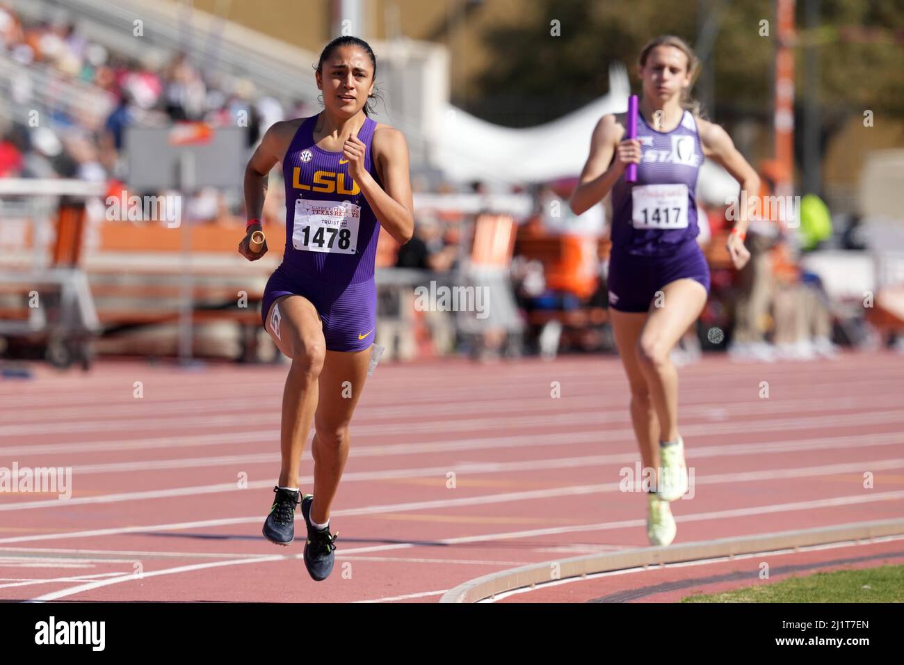 Lorena Rangel Batres runs the second leg on the LSU women's 4 x 800m ...