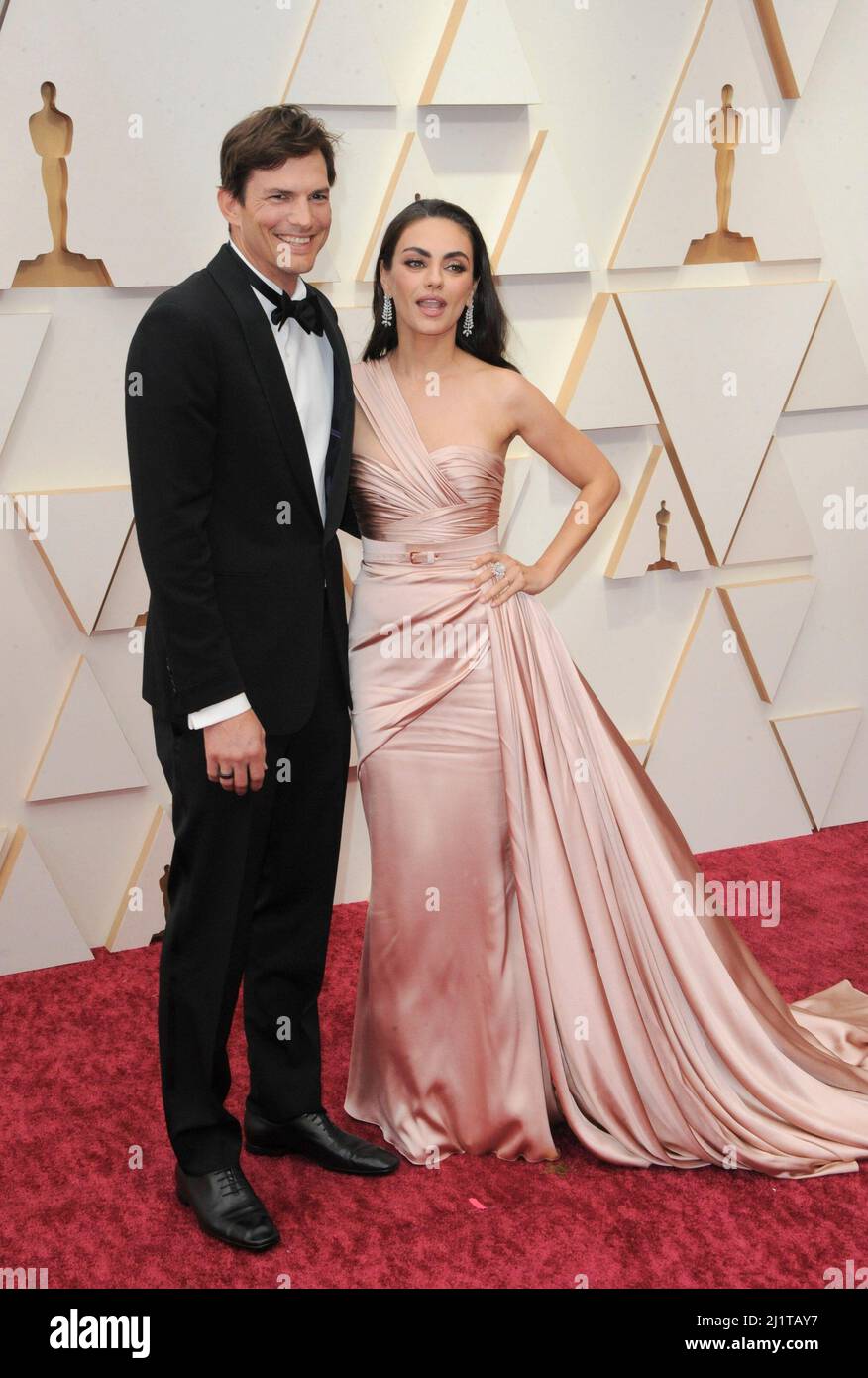 Mila kunis ashton kutcher 2022 hi-res stock photography and images - Alamy