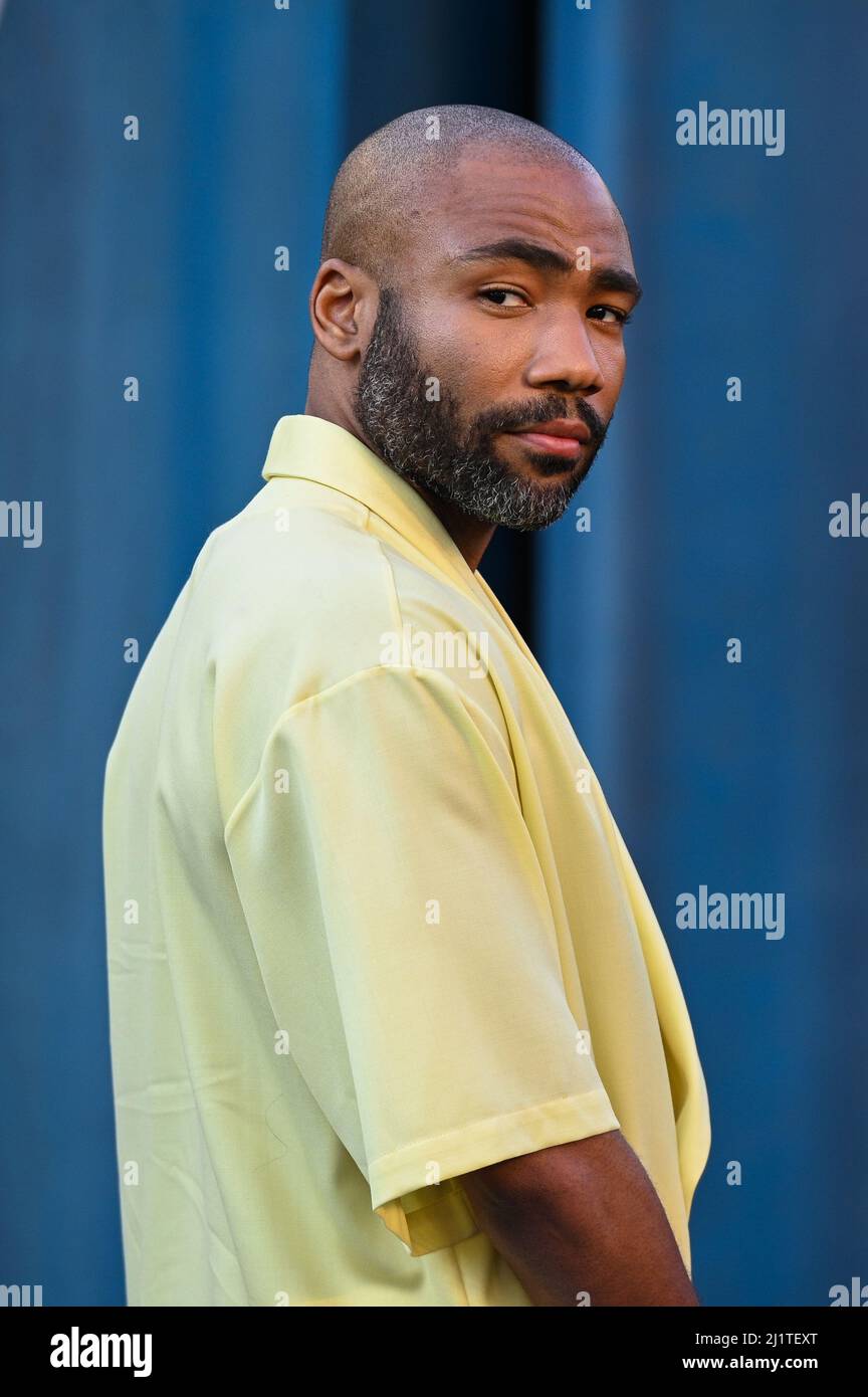 Donald Glover walking on the red carpet at the 2022 Vanity Fair Oscar ...