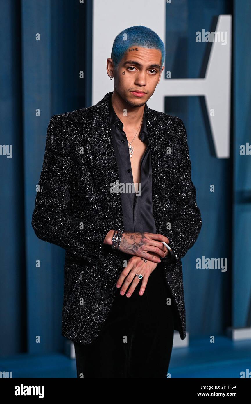 Dominic Fike walking on the red carpet at the 2022 Vanity Fair Oscar ...
