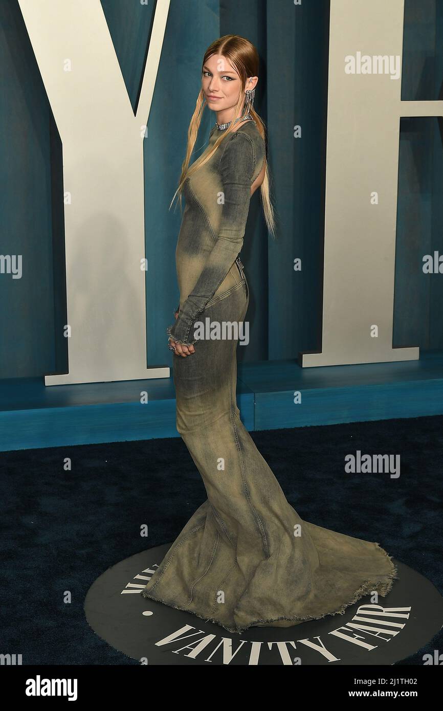 Hunter Schafer arrives at the 2022 Vanity Fair Oscar Party at the ...