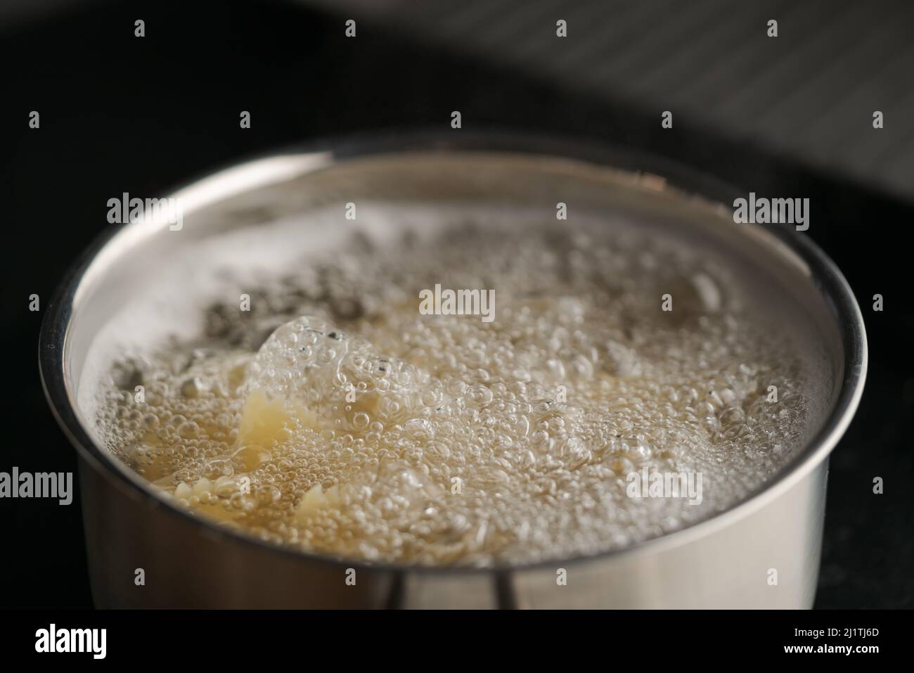 Shallow saucepan hi-res stock photography and images - Alamy