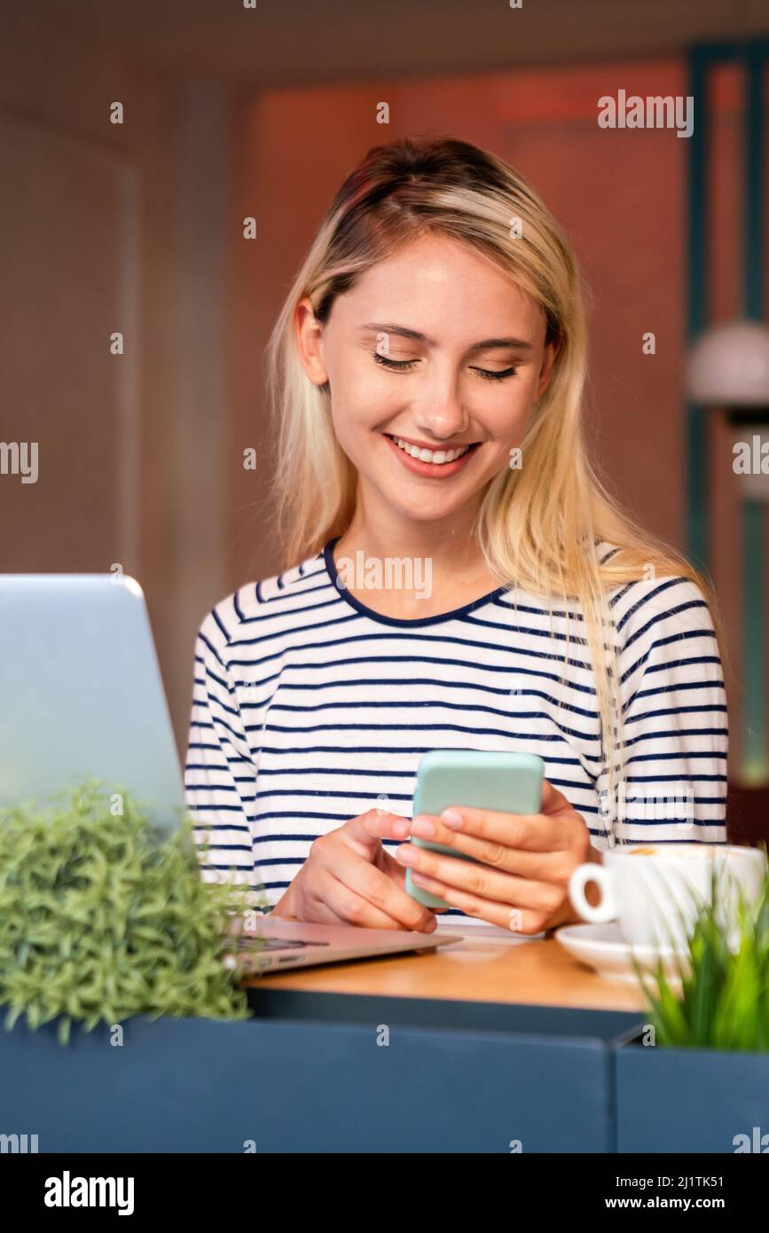 Mobile happy people hi-res stock photography and images - Alamy