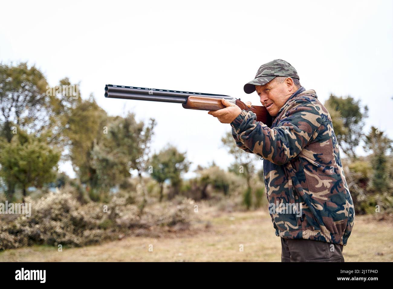 Senior hunter rifle forest hi-res stock photography and images - Alamy
