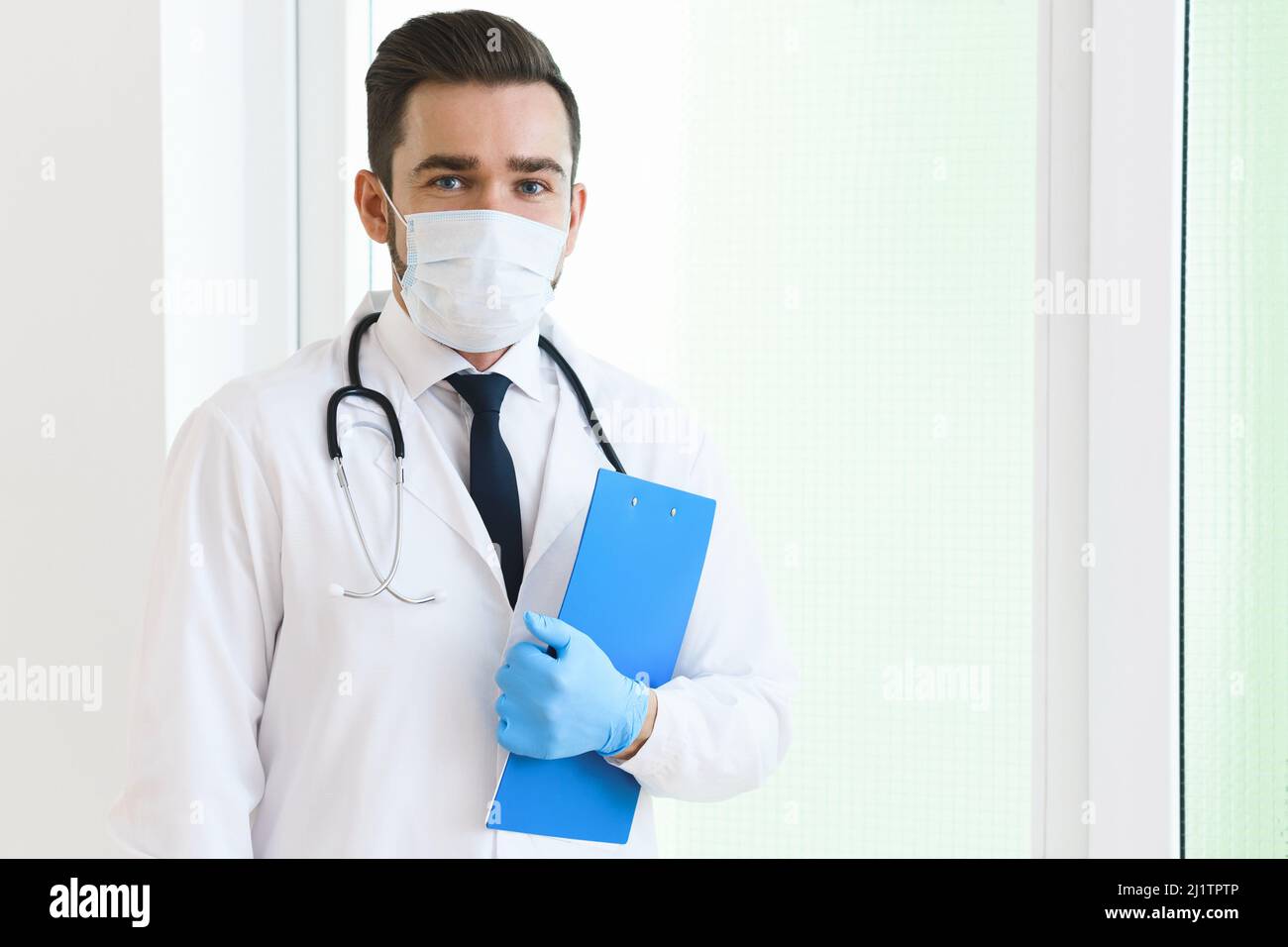 Doctor is holding the clipboard with a documents Stock Photo - Alamy