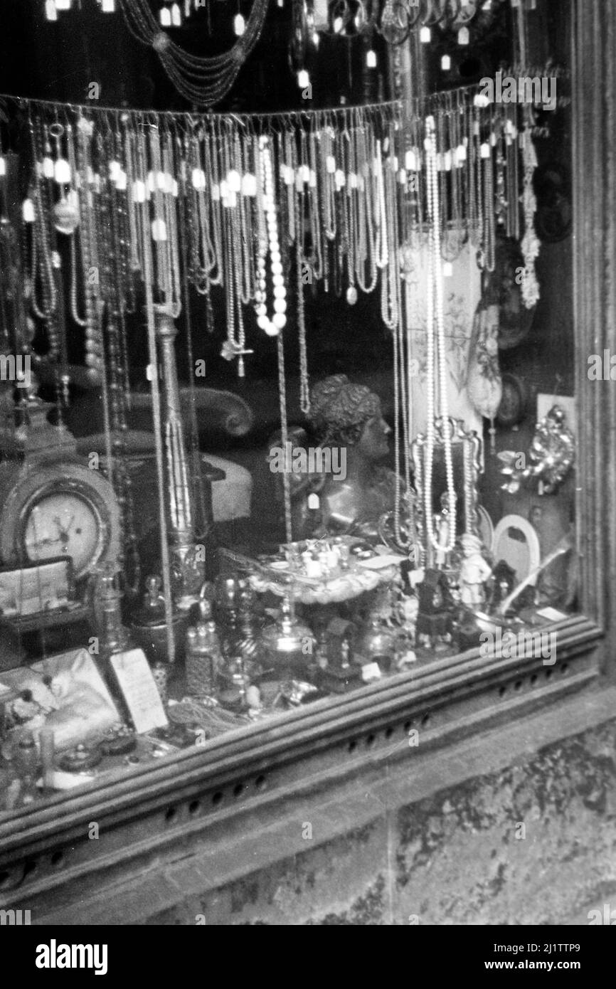 1930s shop window hi-res stock photography and images - Alamy