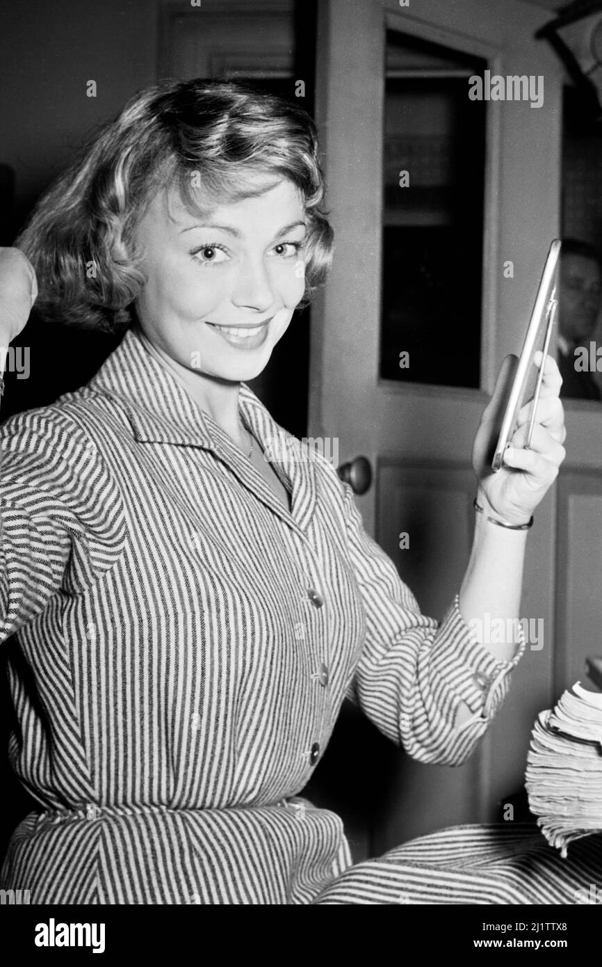 Darstellerin Dany Robin während der Dreharbeiten in der Maske, Escale a ...