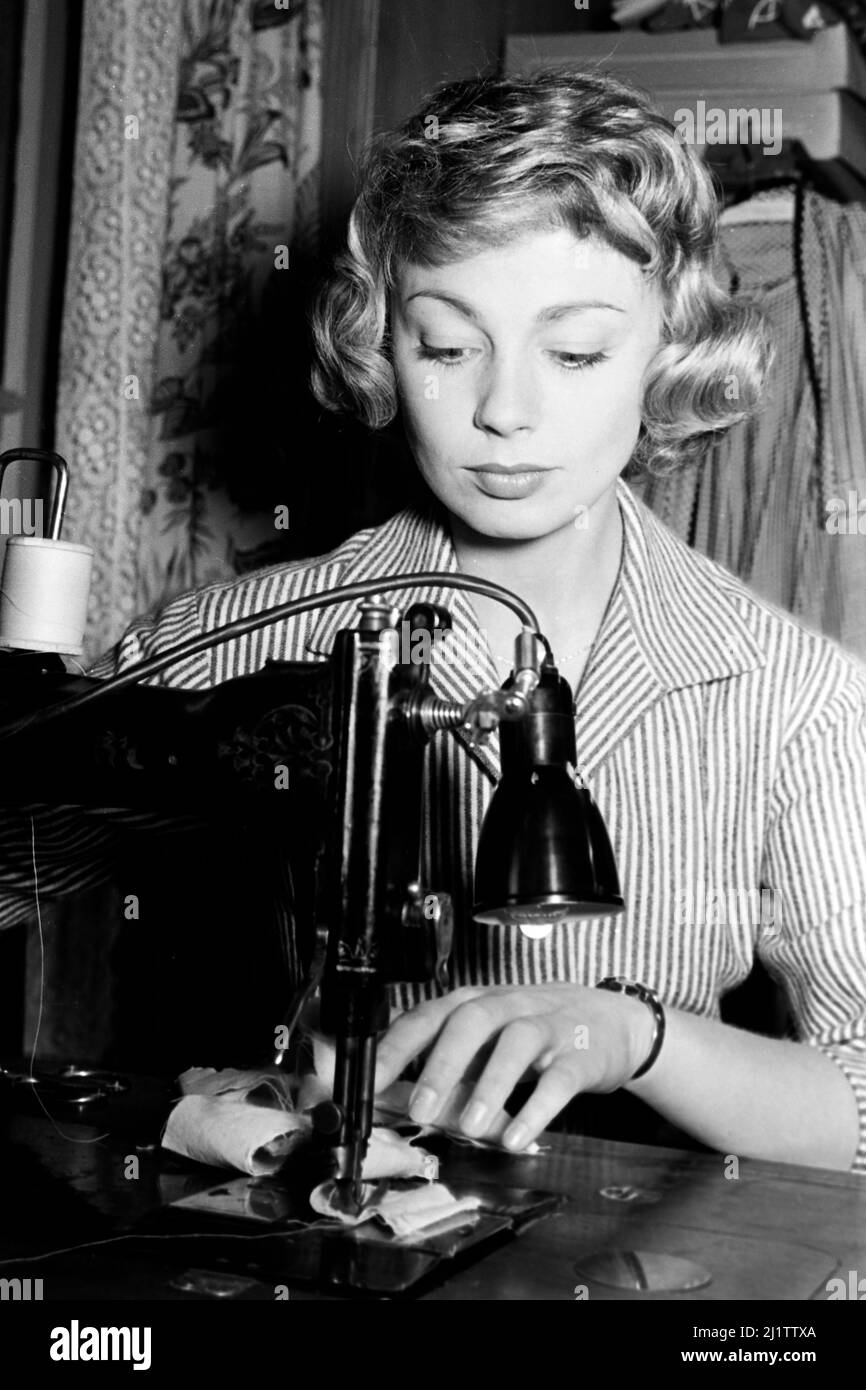 Darstellerin Dany Robin während der Dreharbeiten in der Maske, Escale a ...