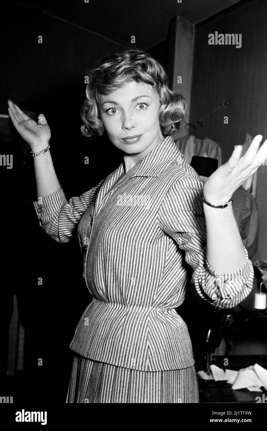 Darstellerin Dany Robin während der Dreharbeiten in der Maske, Escale a ...