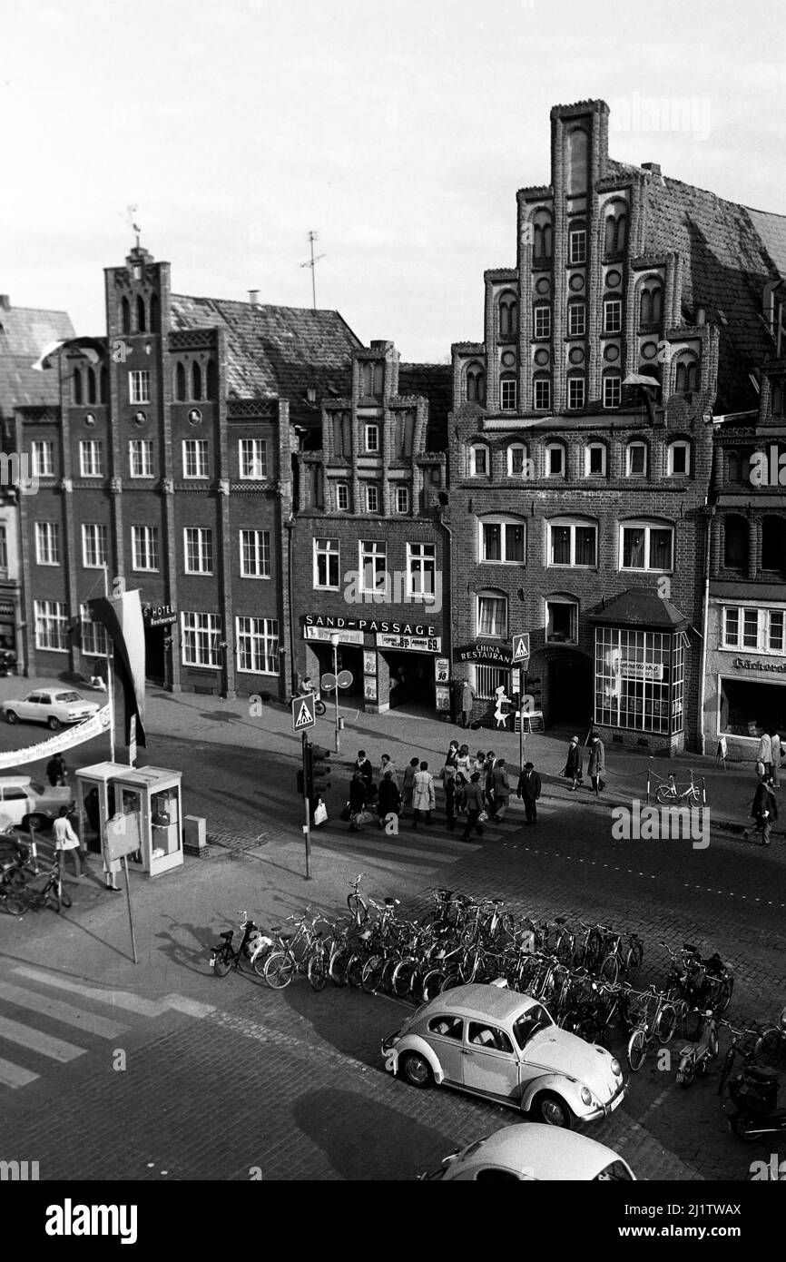 Am Sande im Lüneburger Zentrum, 1970. Am Sande square in downtown ...