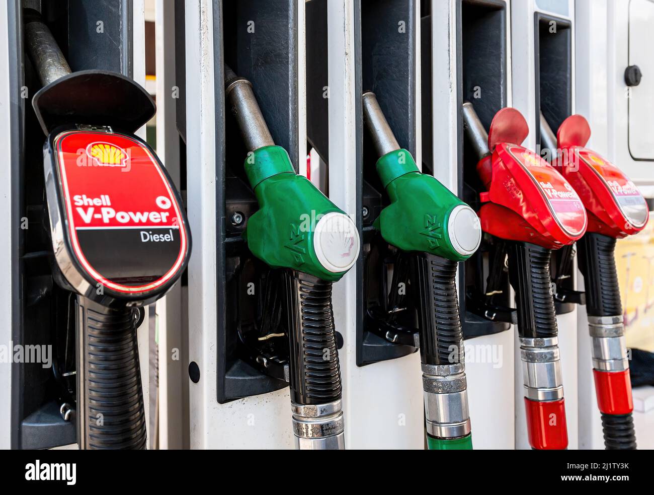 Shell refinery 2021 hi-res stock photography and images - Alamy