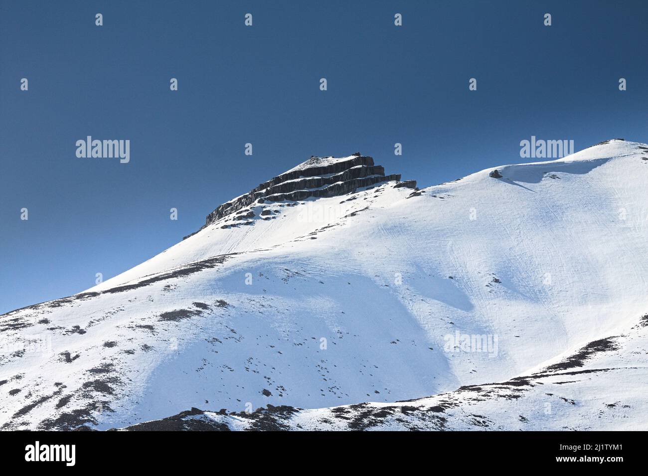 Snowy mountain near the city of Pyramiden in Svalbard Stock Photo - Alamy