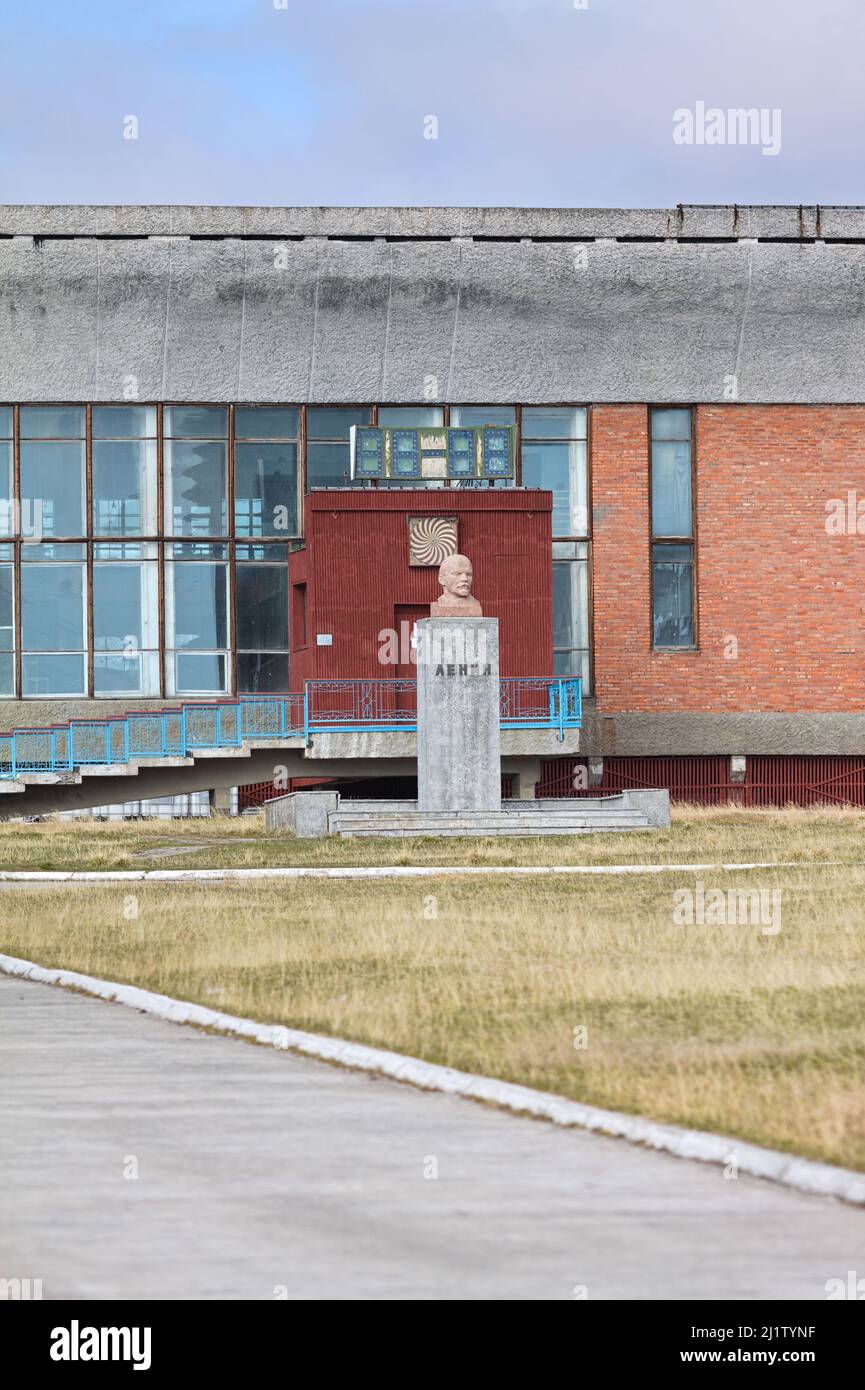 Statue of Lenin in Pyramiden Svalbard Stock Photo - Alamy