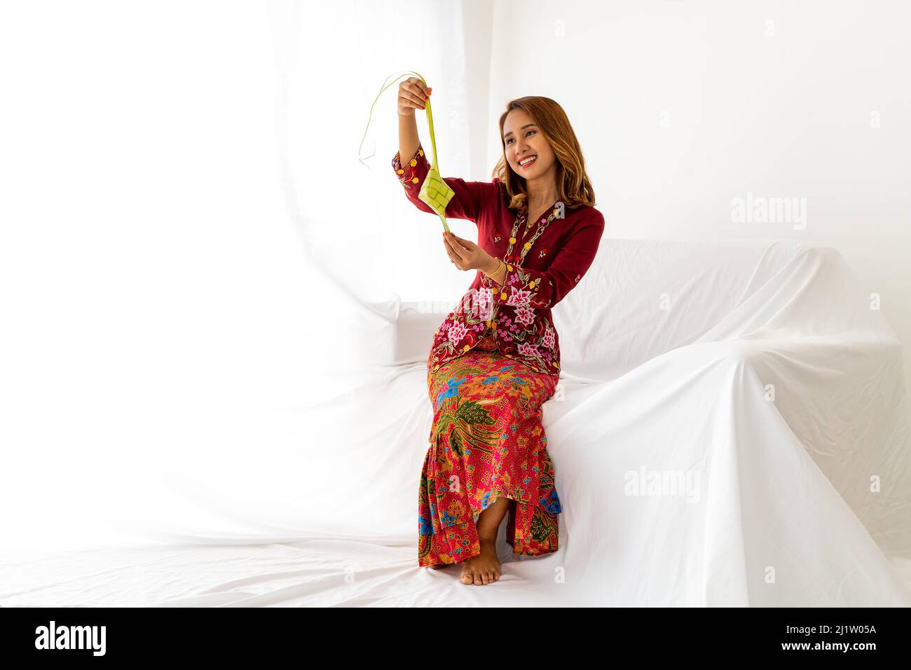 Malaysian traditional dress hi-res stock photography and images - Alamy