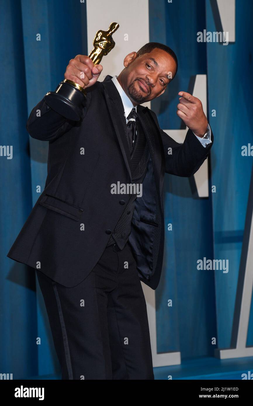 Will Smith walking on the red carpet at the 2022 Vanity Fair Oscar ...