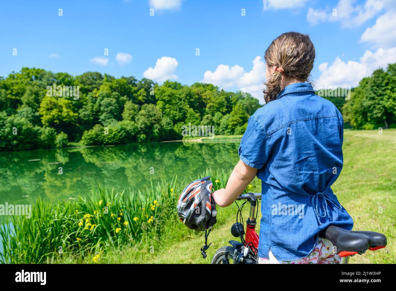 Teen cycling hi-res stock photography and images - Alamy