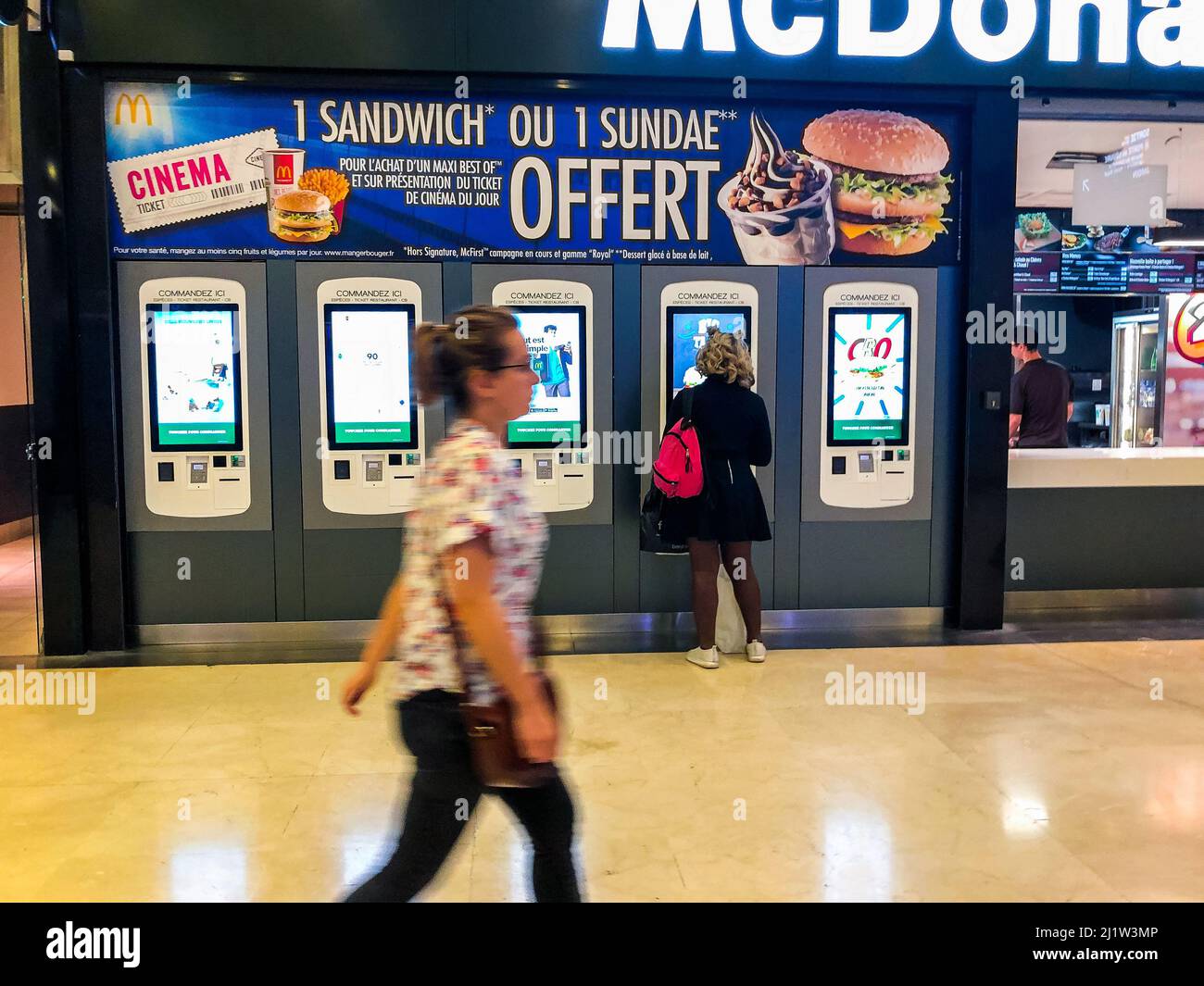 People front of vending machine hi-res stock photography and images - Alamy