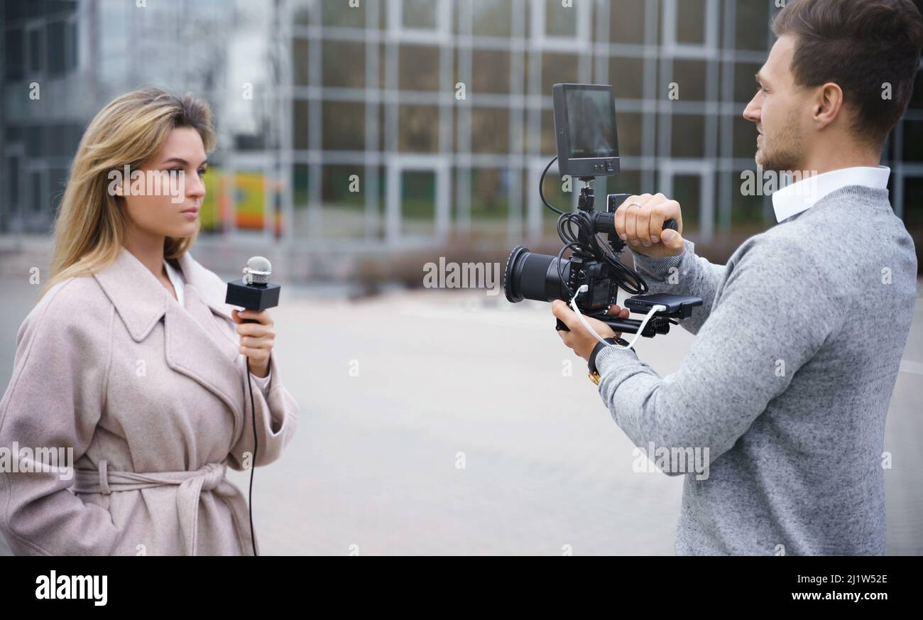 Live news reportage hi-res stock photography and images - Alamy