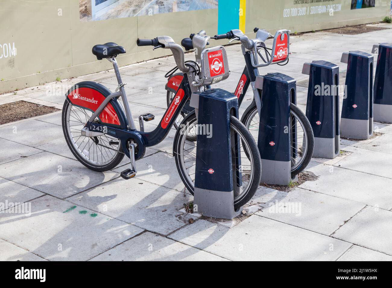 Row of bikes hi-res stock photography and images - Alamy