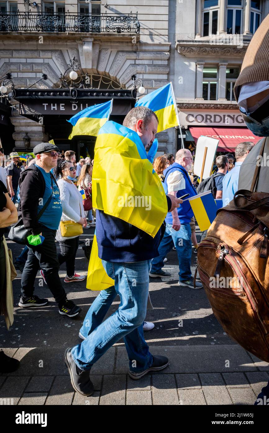 Man wears ukraine flag on london peace march hi-res stock photography ...