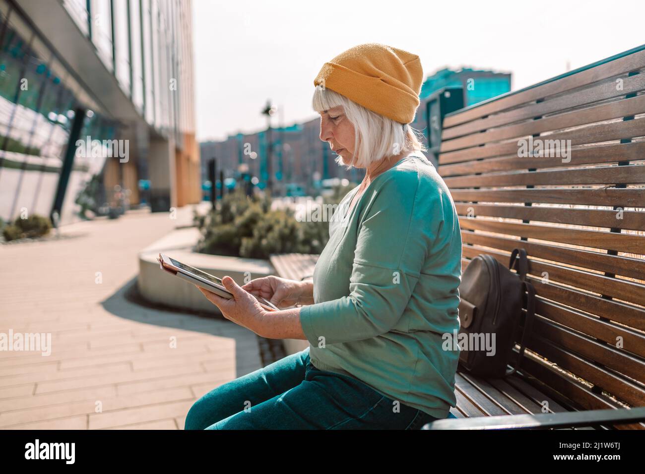 Mature woman uses tablet hi-res stock photography and images - Alamy