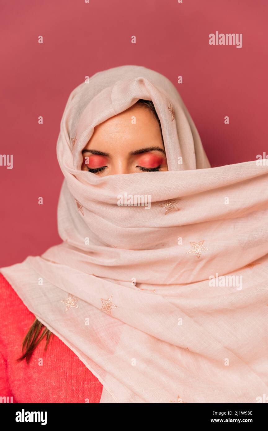 Muslim woman hide face hi-res stock photography and images - Alamy