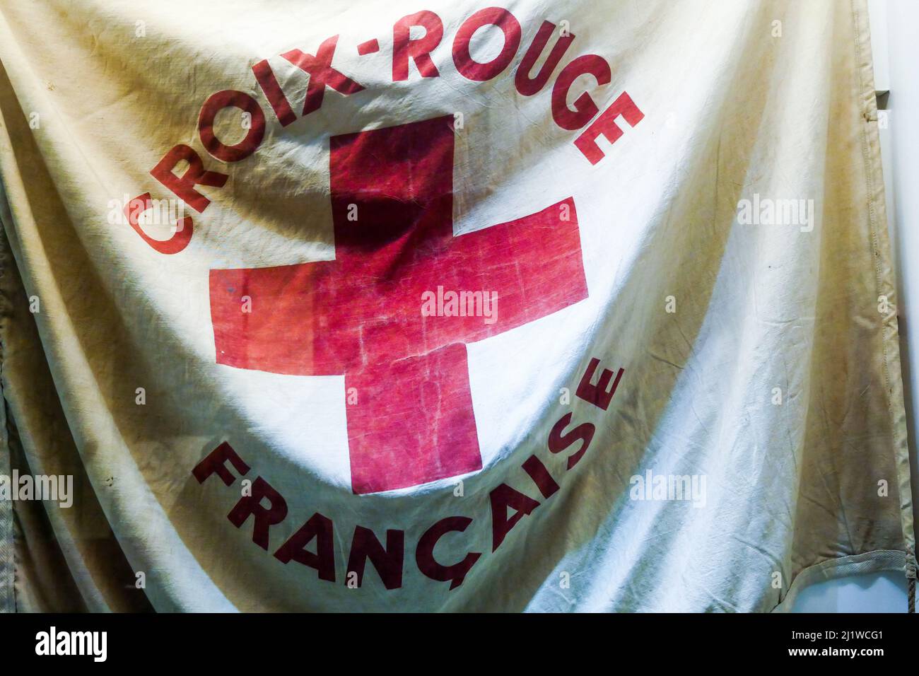 Red cross helmet hi-res stock photography and images - Alamy