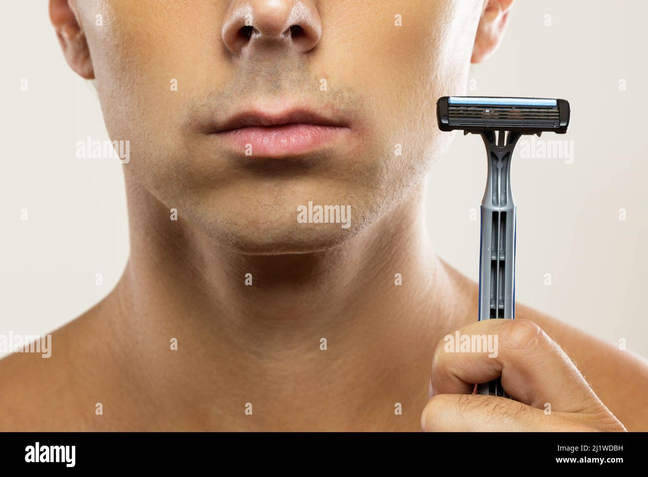 Man during shaving routine with a safety razor Stock Photo - Alamy