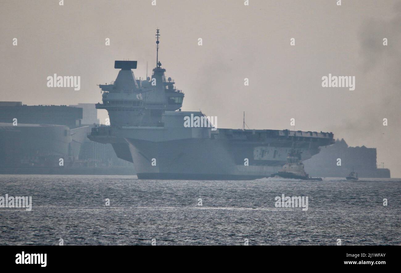 HMS Queen Elizabeth Stock Photo - Alamy