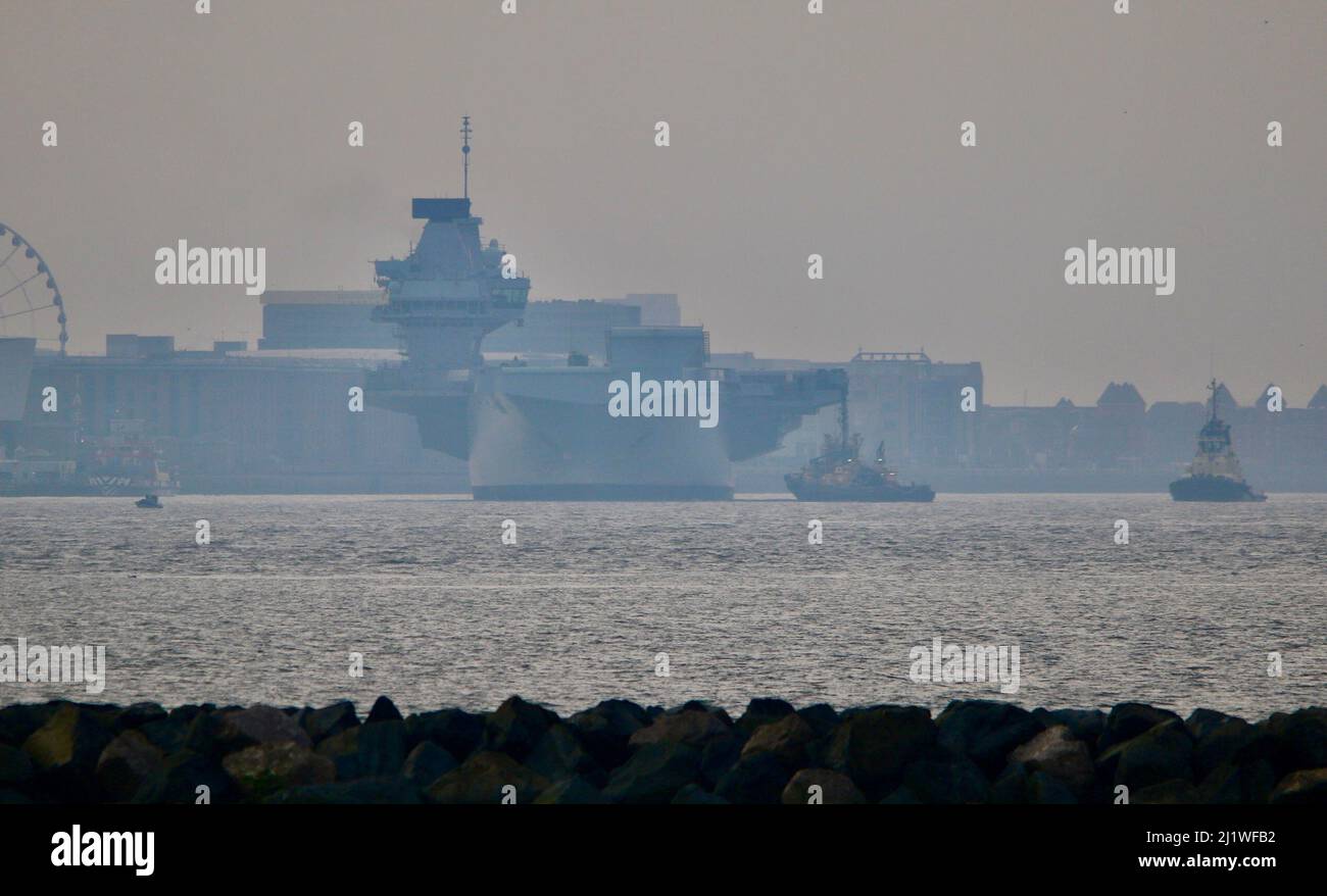 HMS Queen Elizabeth Stock Photo - Alamy