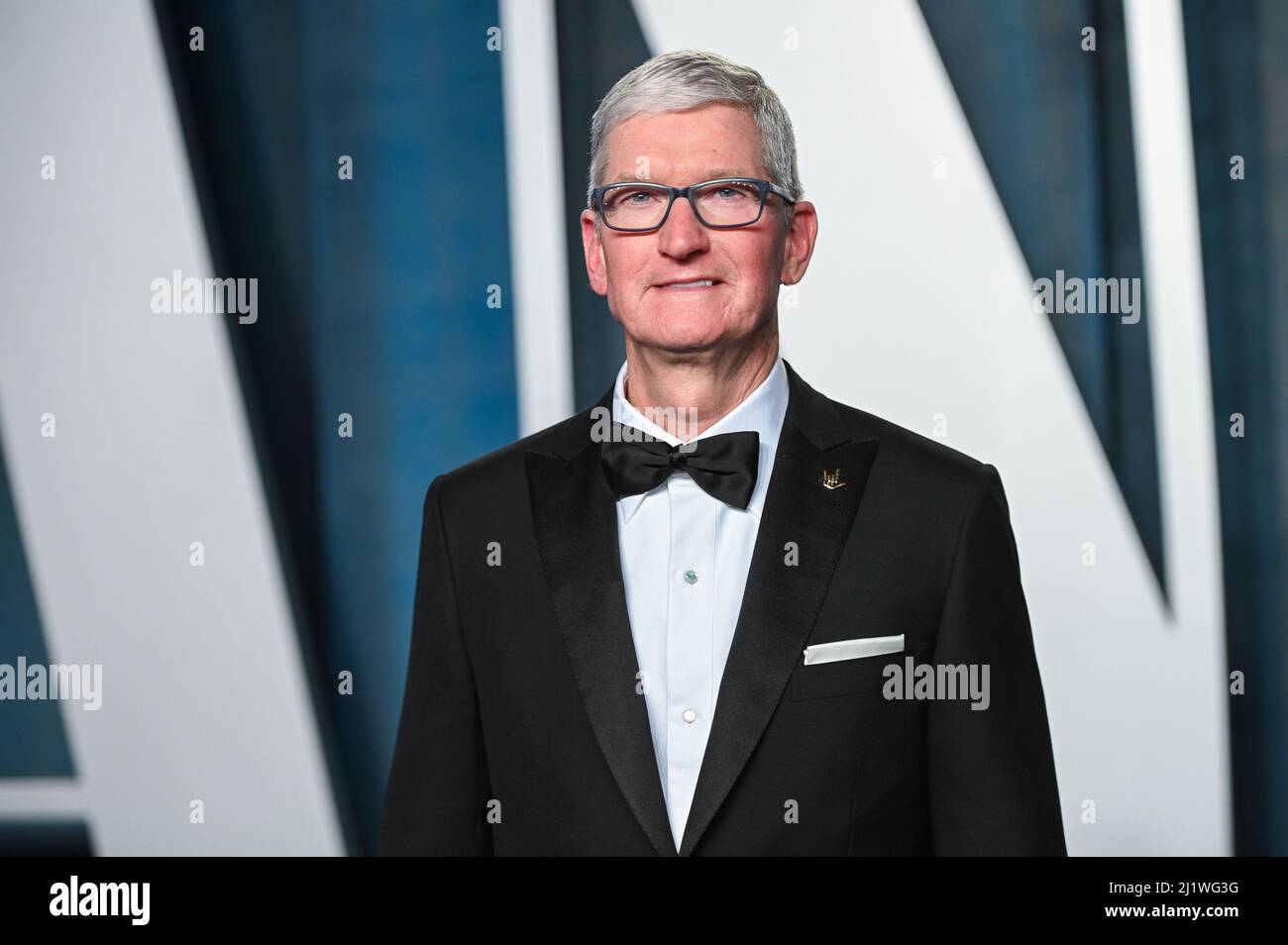 Tim Cook walking on the red carpet at the 2022 Vanity Fair Oscar Party ...