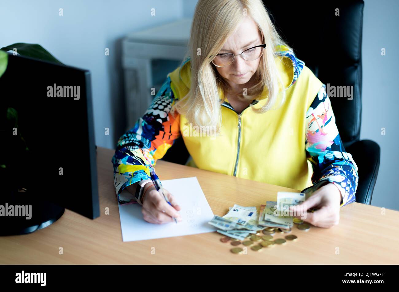Person counting euro notes hi-res stock photography and images - Alamy