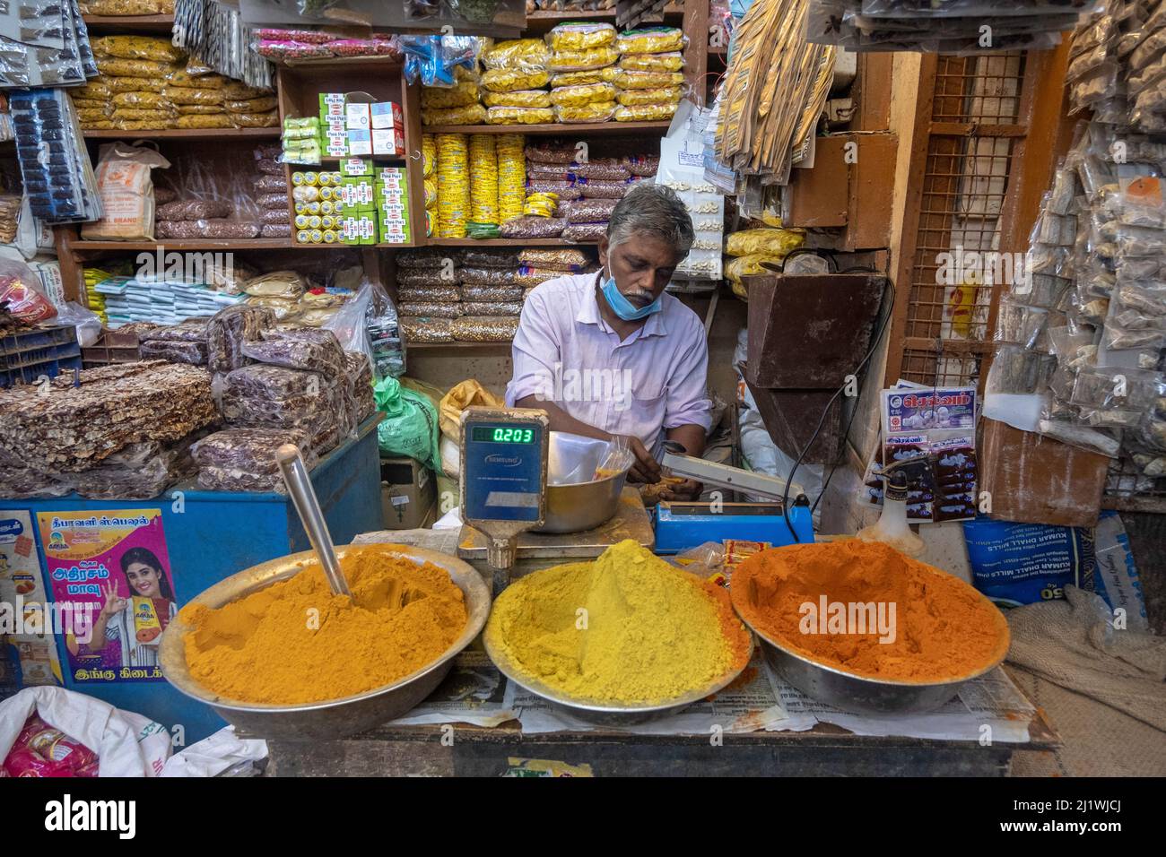 Spice stall in the Marketplace at Tiruvannamalai, Tamil Nadu, India ...