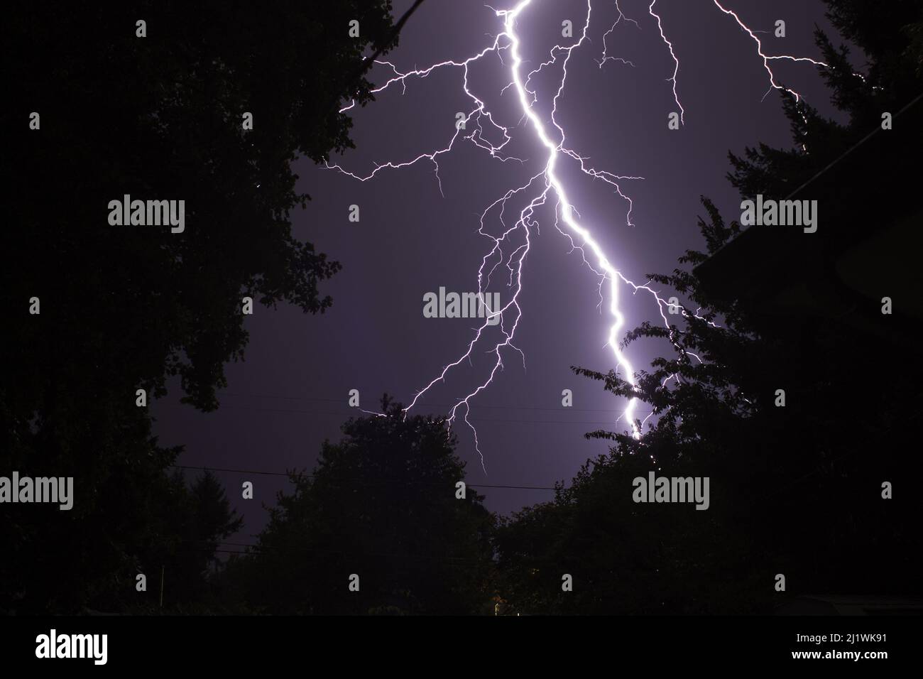 Lightning bolt flash in dark hi-res stock photography and images - Alamy